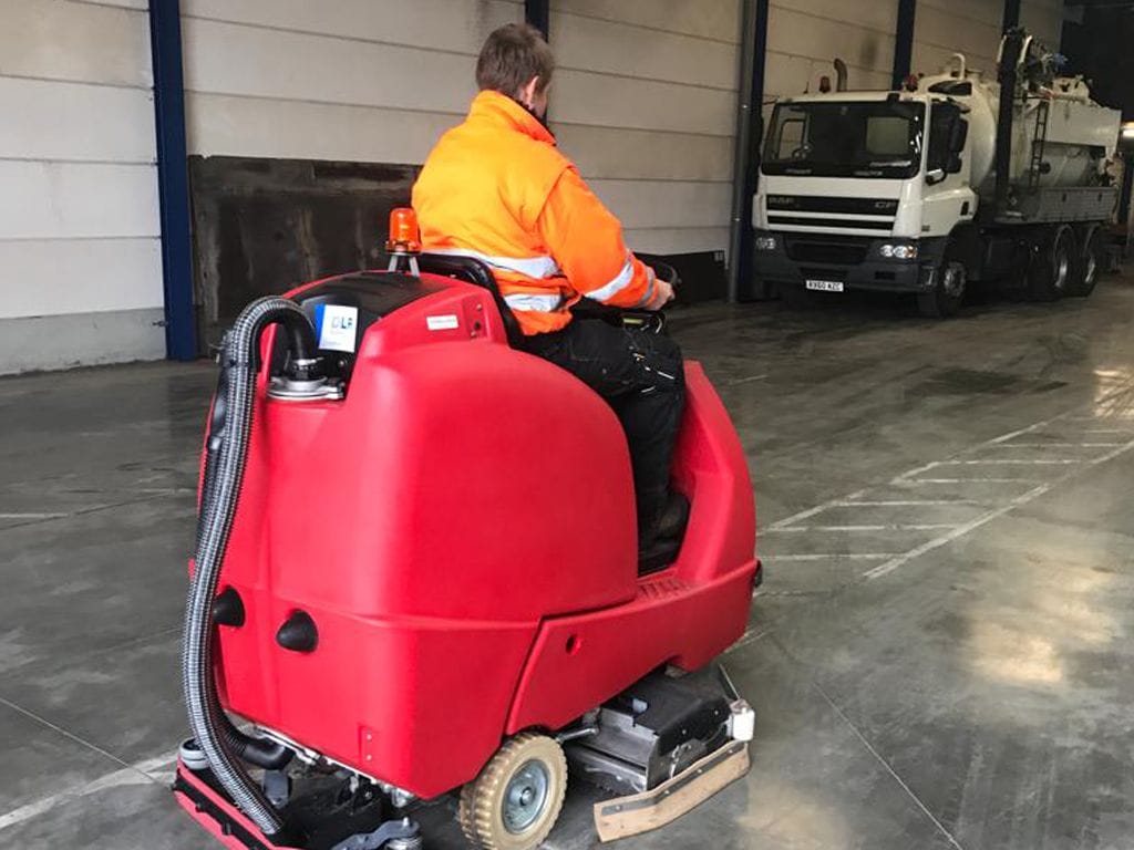 Zonnepanelen & tanks industrieel reinigen | DLR Cleaning