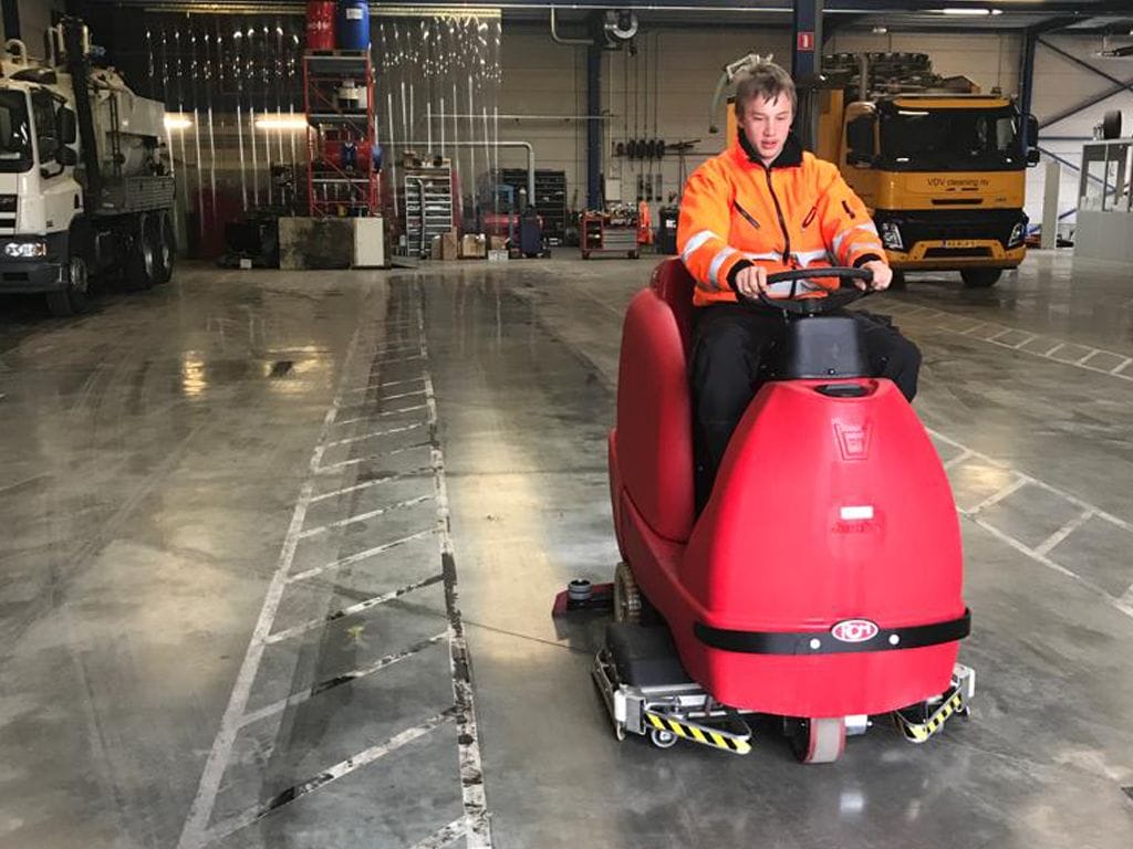 Zonnepanelen & tanks industrieel reinigen | DLR Cleaning