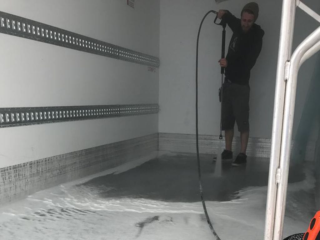 Zonnepanelen & tanks industrieel reinigen | DLR Cleaning