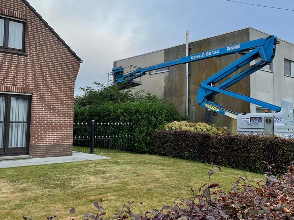 Daken & gevels reinigen en ontmossen | DLR Cleaning